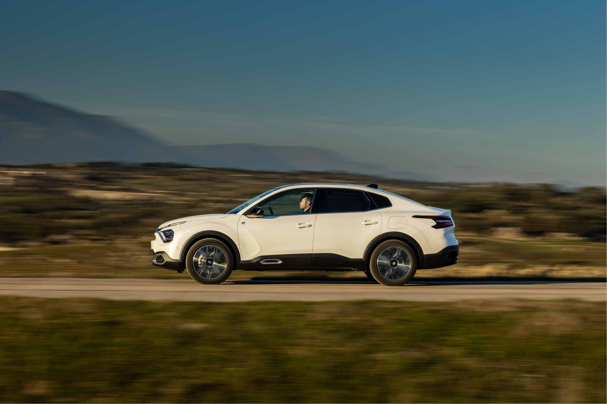 YENİ CITROËN C4 X ve Ë-C4 X TÜRKİYE’DE! - Auto World Dergisi