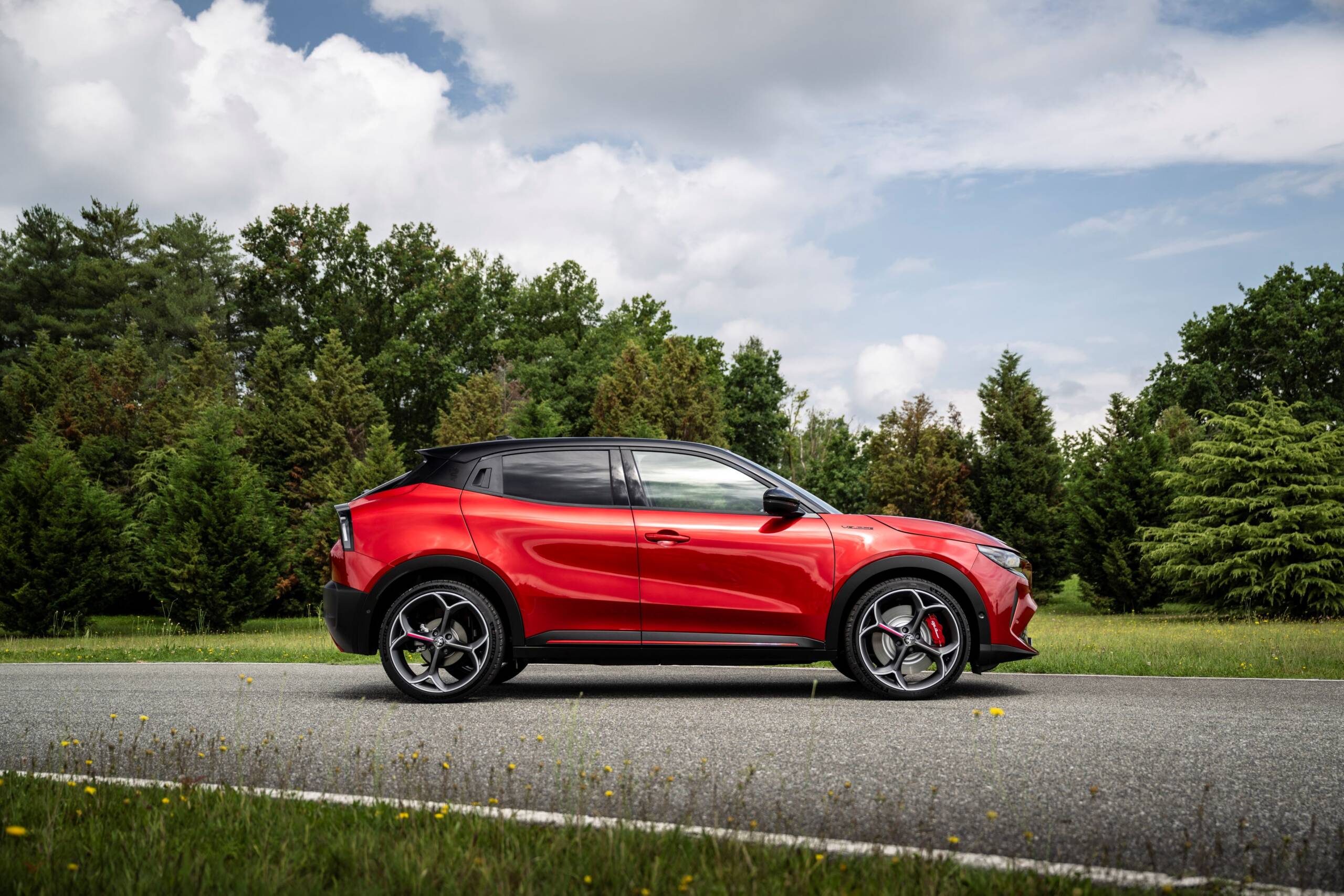 Alfa Romeo Junior IBRIDA, Paris Otomobil Fuarı’nda - Auto World Dergisi